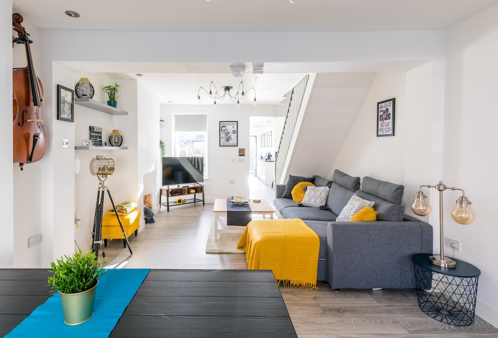 The Hollywood Beautiful 3 Bedroom House - Cardiff