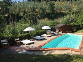 Piscina externa sazonal, guarda-sóis, espreguiçadeiras