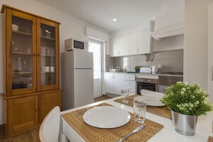Apartamento, 1 quarto | Cozinha privada | Um frigorífico/congelador grande, um micro-ondas, uma chaleira elétrica 