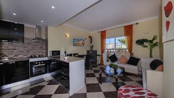 Apartamento, 2 quartos, vista para o mar | Sala de estar | TV de ecrã plano