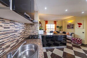 Apartamento, 2 quartos, vista para o mar | Cozinha privada | Um frigorífico/congelador grande, um micro-ondas, um forno 