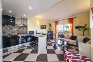 Apartamento, 2 quartos, vista para o mar | Cozinha privada | Um frigorífico/congelador grande, um micro-ondas, um forno 
