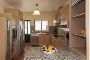 Villa, 3 quartos | Cozinha privada | Um frigorífico/congelador grande, um micro-ondas, um forno