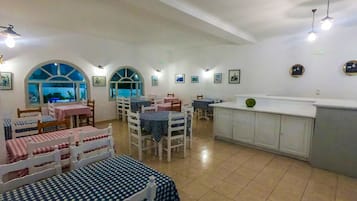 Pequeno-almoço tipo buffet diário (5 EUR por pessoa)
