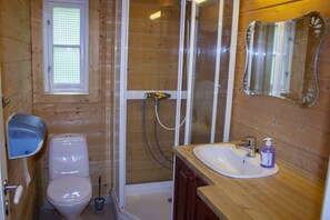 Cabine, 2 quartos (Towel, bed linen & cleaning not incl) | Casa de banho | Um secador de cabelo (mediante pedido) 
