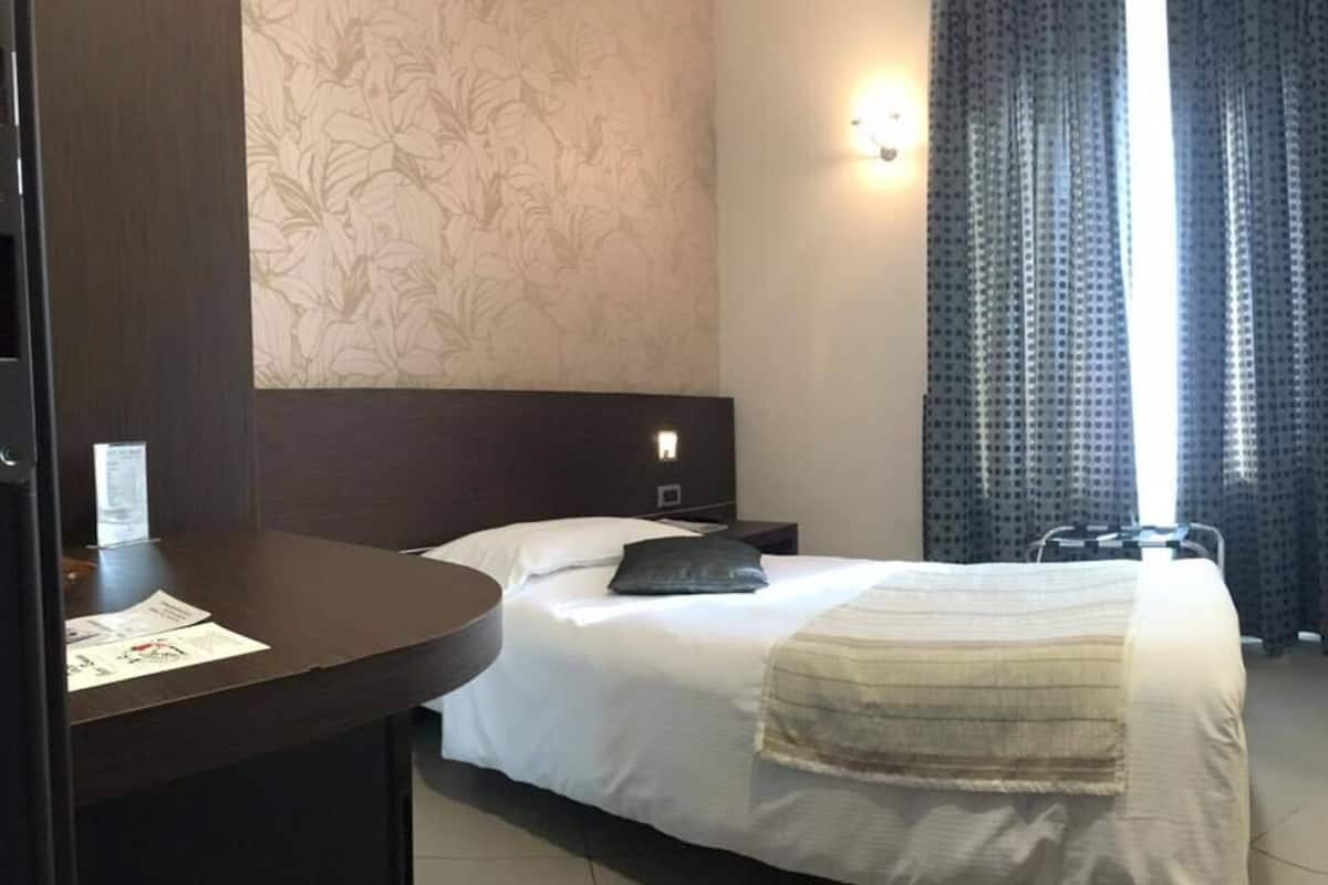 Quarto solteiro, banheiro privativo | 1 quarto, frigobar, escrivaninha, Wi-Fi de cortesia