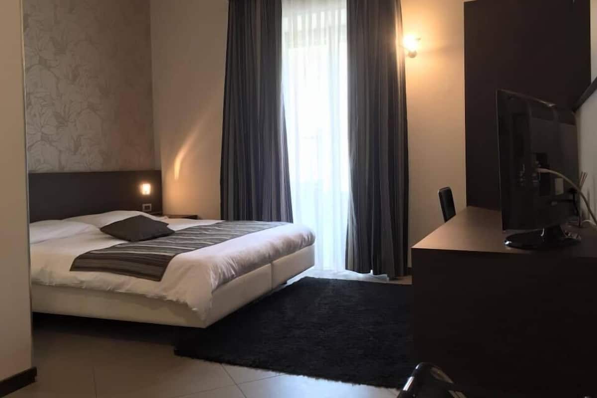 Quarto casal ou duplo, banheiro privativo | 1 quarto, frigobar, escrivaninha, Wi-Fi de cortesia