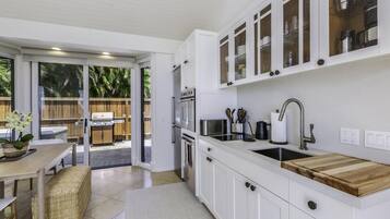 Casa, 1 quarto | Cozinha privada | Um frigorífico, uma máquina de lavar louça, uma cafeteira/bule