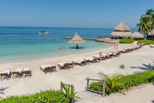 Praia particular, areia branca, prática de mergulho autônomo