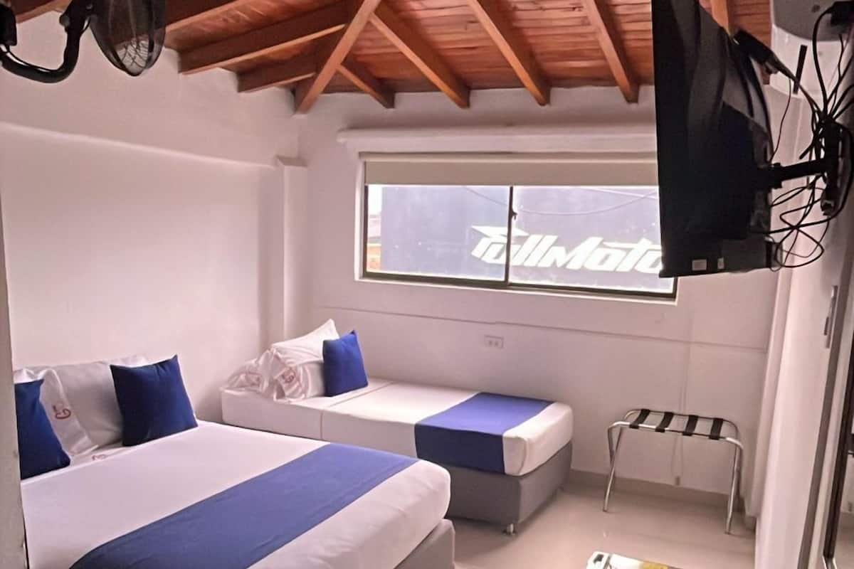 Quarto Familiar | Minibar, secretária, cortinas/cortinados opacos, ferro/tábua de engomar
