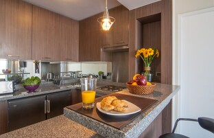 Apartamento, 1 quarto | Cozinha privada | Geladeira grande, micro-ondas, fogão, cooktop