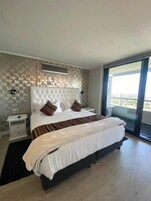 Apartamento, 2 quartos | Cofres nos quartos, espaço de trabalho para notebook