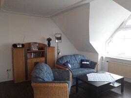 Apartamento urbano | Área de estar | TV 20 polegadas com canais via satélite