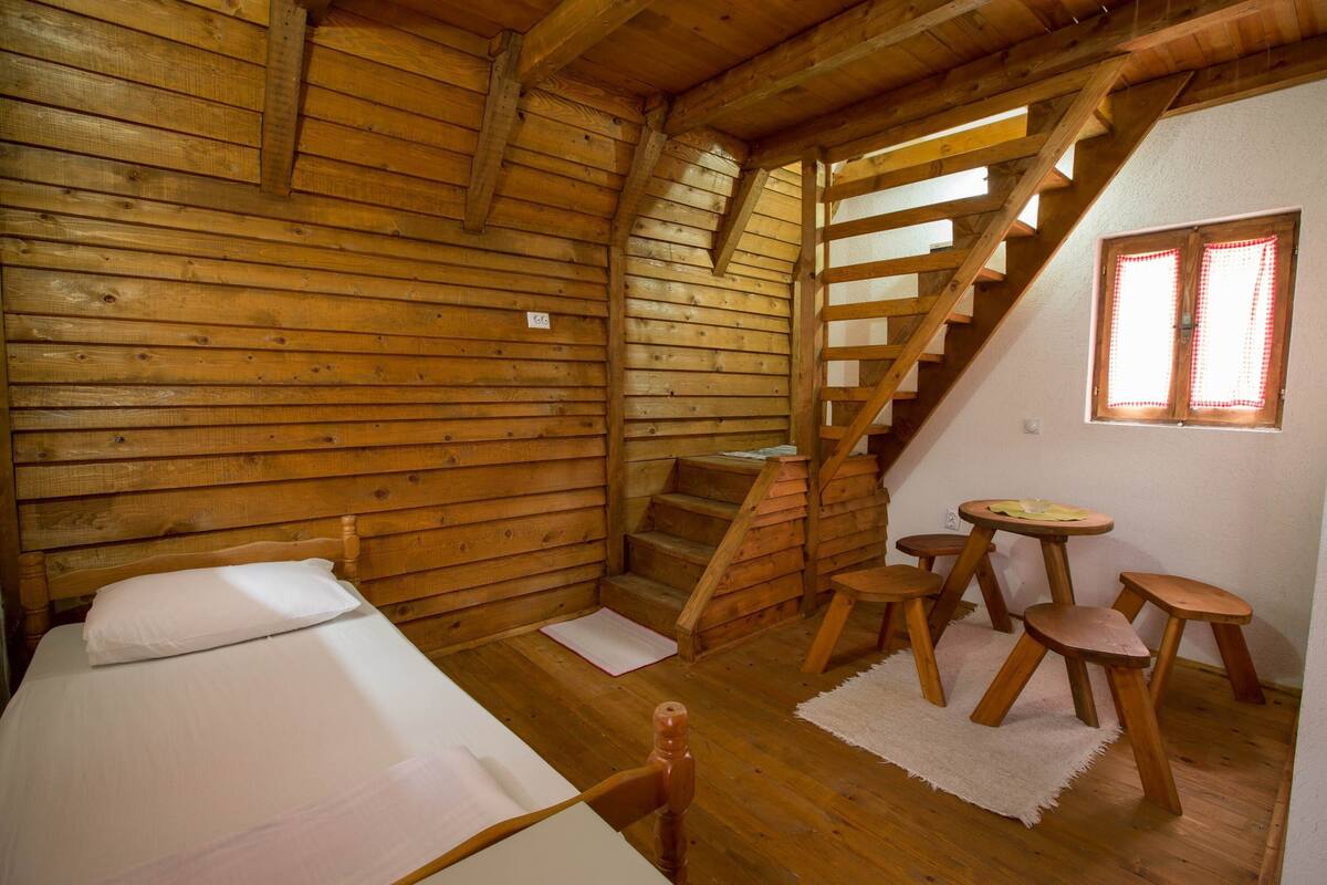 Chalé clássico | 1 quarto, escrivaninha, individualmente decorados, roupa de cama