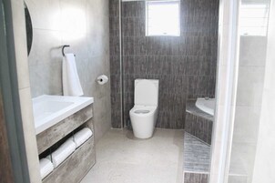 Produtos de toalete grátis, toalhas de banho, sabonete, shampoo