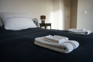 Quarto Clássico com Cama de Casal, 1 cama king-size | Camas de colchão pillowtop, cortinas/cortinados opacos, Wi-fi grátis 