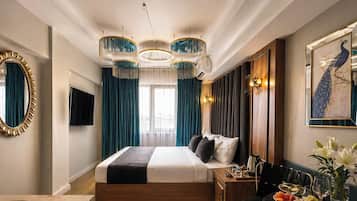 Quarto exclusivo, 1 cama de casal | Frigobar, quartos à prova de som, ferros/tábuas de passar roupa