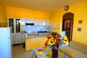 Apartamento, 2 quartos (Appartamento  7) | Cozinha privada | Um frigorífico/congelador grande, um forno, uma placa de cozinha 