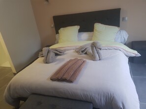 Quarto Duplo Comfort (2) | Roupa de alta qualidade, com decoração personalizada 