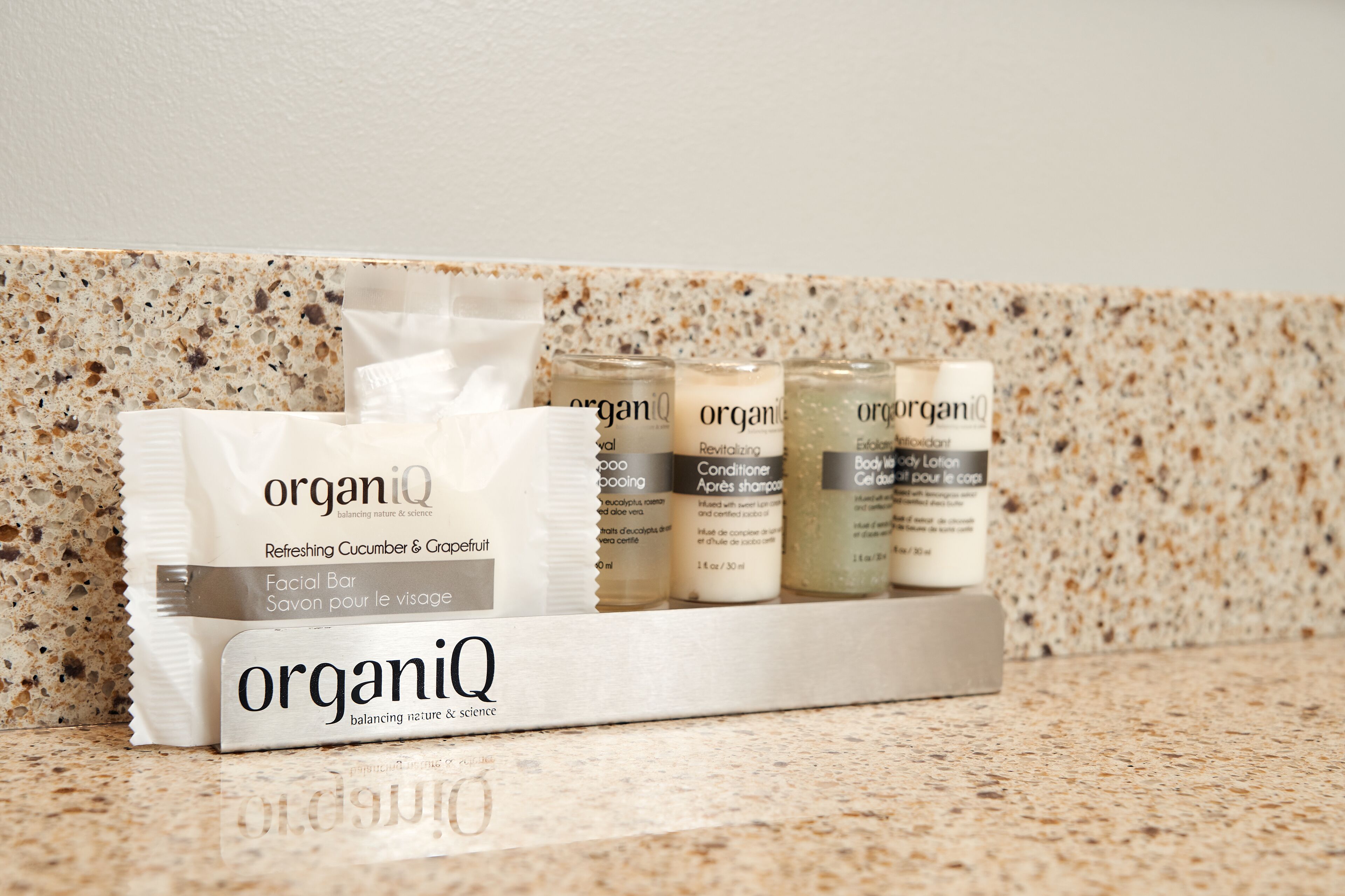 Exposição de produtos de cuidados com a pele, com um espaço para limpeza facial e três frascos de loção corporal.