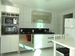 Casa, 2 quartos | Cozinha privada | Um frigorífico, utensílios de cozinha