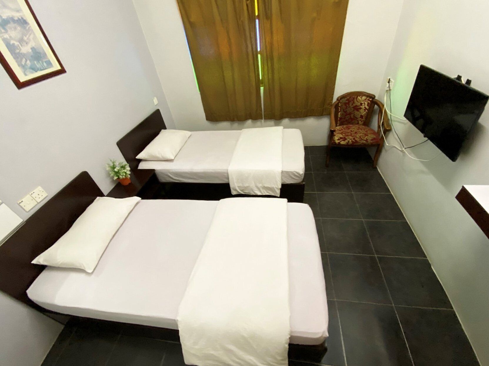 Secretária, ferro/tábua de engomar, roupa de cama fornecida 