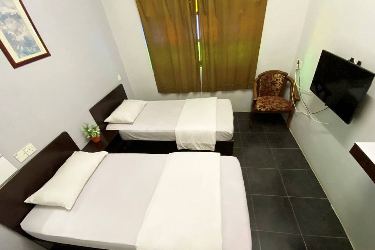 Secretária, ferro/tábua de engomar, roupa de cama fornecida