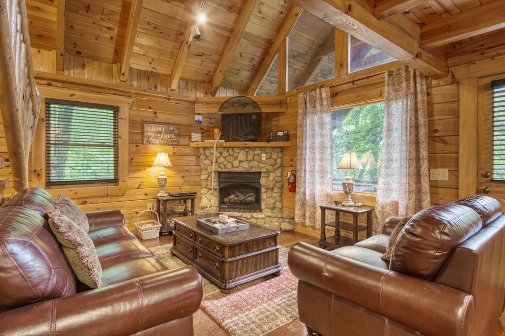 Newly Remodeled 4 Bedroom! Pet Friendly!! Promotional Rates! Private Hot Tub! - Gatlinburg, TN