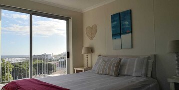 Casa de campo, ao lado da praia | Escrivaninha, cortinas blackout, roupa de cama