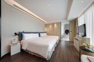 Quarto Quádruplo Superior | Edredões de penas, cofre no quarto, secretária 