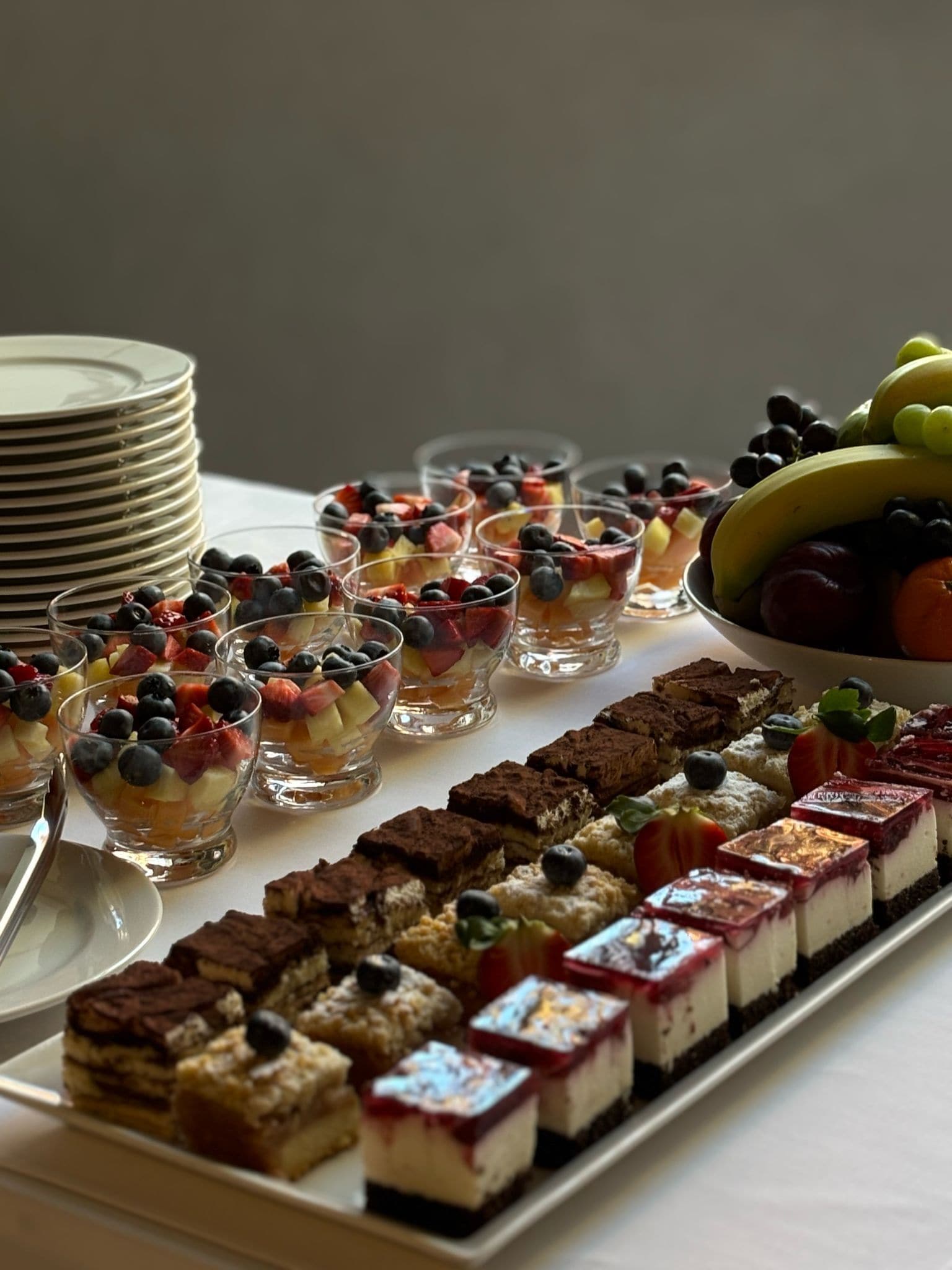 Mesa de buffet com diversos doces e frutas.