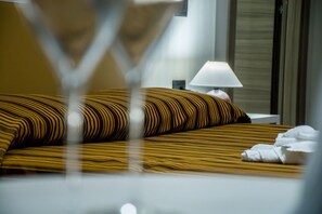 Suite de Luxo, vista para o jardim | Minibar, cofre com capacidade para portátil 