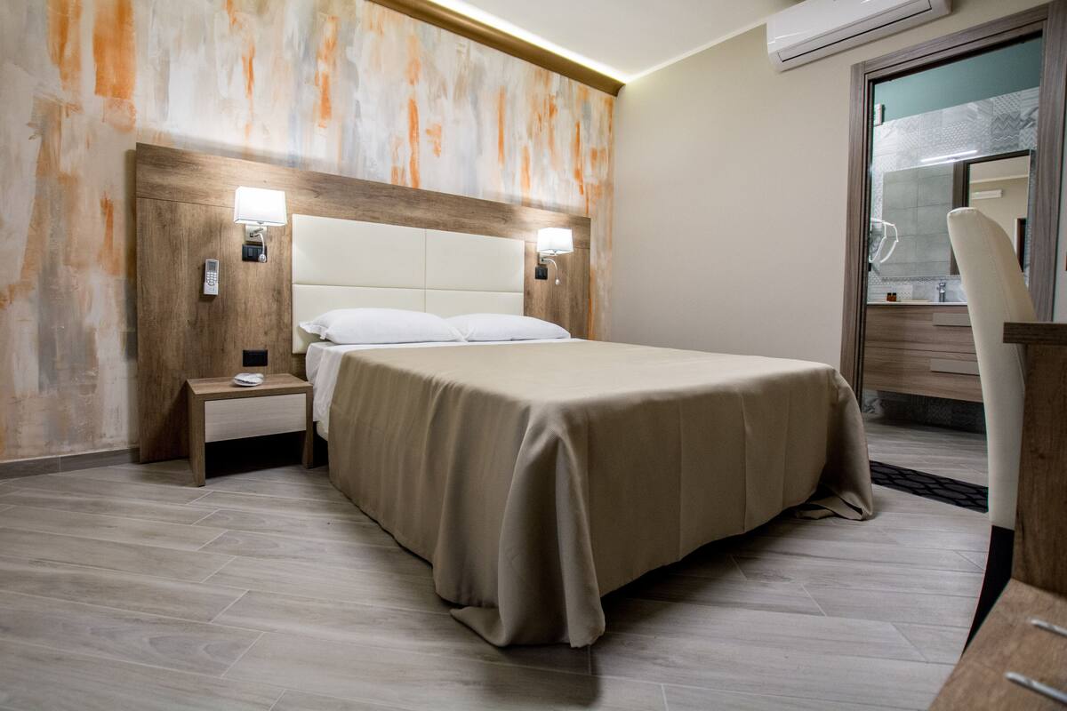 Quarto Duplo ou Twin Deluxe | Minibar, cofre com capacidade para portátil, secretária 