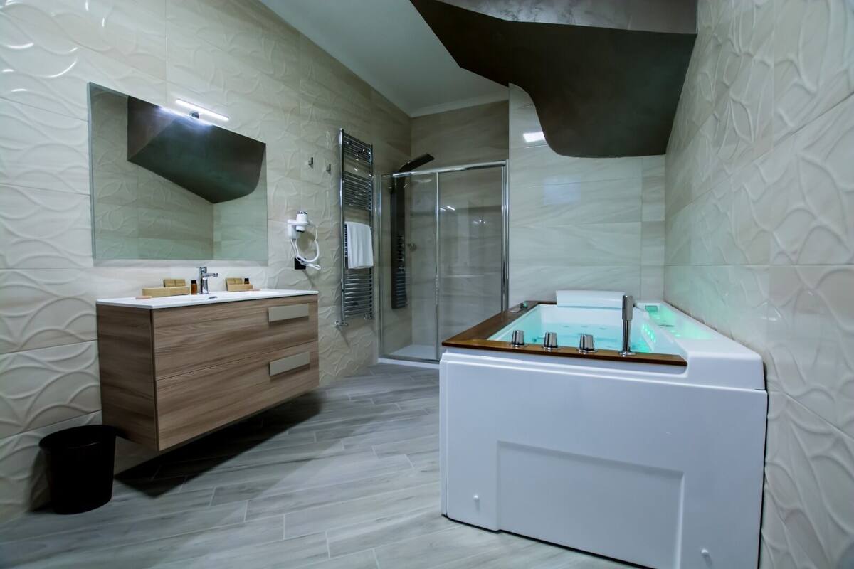 Suite Deluxe, banheira | Casa de banho | Um polibã e uma banheira separados, uma banheira de hidromassagem 