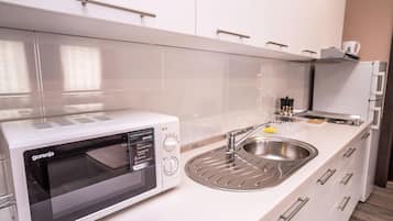 Apartamento, 1 quarto | Cozinha privada | Uma cadeira de bebé