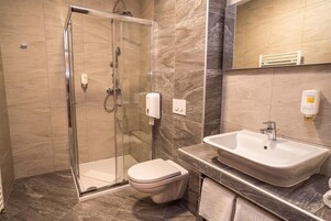 Quarto Triplo Deluxe | Casa de banho | Um polibã, um secador de cabelo, toalhas fornecidas, sabão