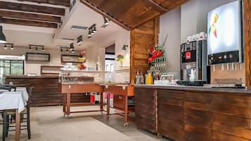 Pequeno-almoço tipo buffet diário (12 EUR por pessoa)