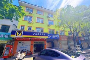 Edifício de vários andares com fachada comercial no térreo.