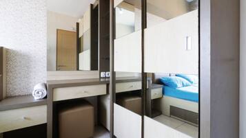 Quarto | Secretária, roupa de cama fornecida