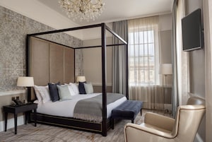 Suite Superior | Cofre no quarto, com decoração personalizada