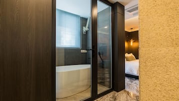 Quarto Duplo Premium | Sala de estar | Televisor de ecrã plano de 62 polegadas com canais digitais, televisor