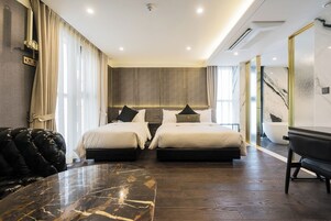 Edredons de pluma, cortinas blackout, quartos à prova de som