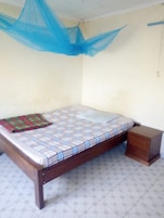 Quarto casal | Escrivaninha, roupa de cama