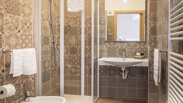 Quarto Duplo | Casa de banho | Um polibã, um chuveiro fixo, artigos de higiene pessoal grátis