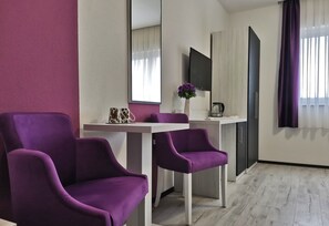 Quarto Duplo ou Twin Deluxe | Secretária, secretária adequada para computadores portáteis 