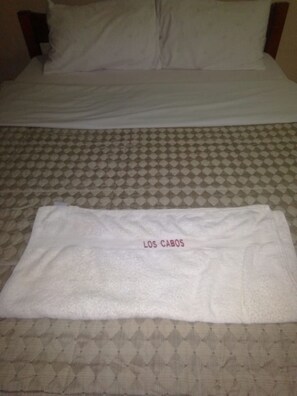 Quarto Duplo | Secretária, Wi-fi grátis, roupa de cama fornecida 