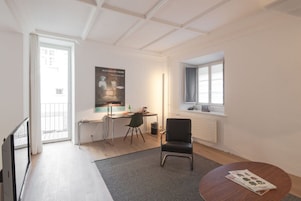 Quarto casal premium | Área de estar | TV 80 cm com canais a cabo