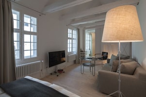 Quarto casal premium | Área de estar | TV 80 cm com canais a cabo