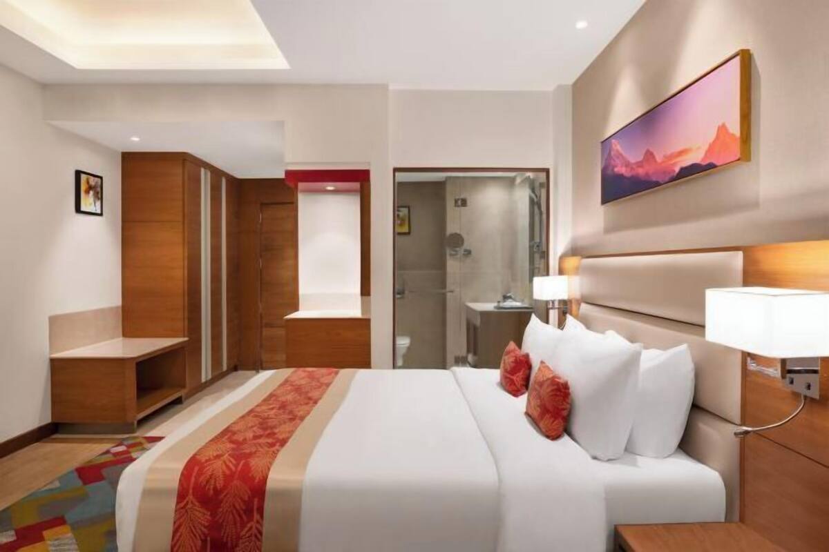 Minibar, cofre com capacidade para portátil, secretária 
