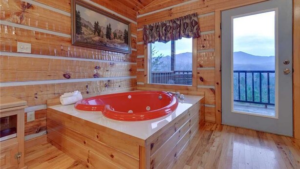 Cabine, 1 cama king-size, banheira de hidromassagem grande, vista para a montanha | Casa de banho | Toalhas fornecidas 